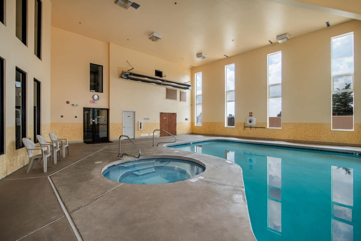 Want a Hotel w/ a full Continental Breakfast, Pool, Hot tub? Hillside Inn